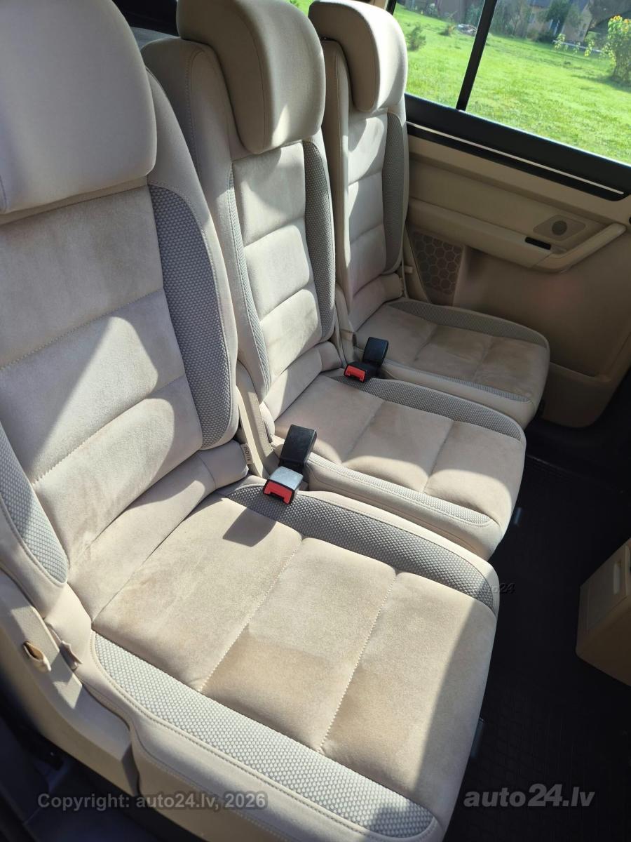 Pelēks Volkswagen Touran 2014 Tallina, ar dzinēja tilpumu 2.00 L un nobraukumu 359 tūkst. km par 6400 €, foto 12 vietnē AUTOMOTO.COM.LV