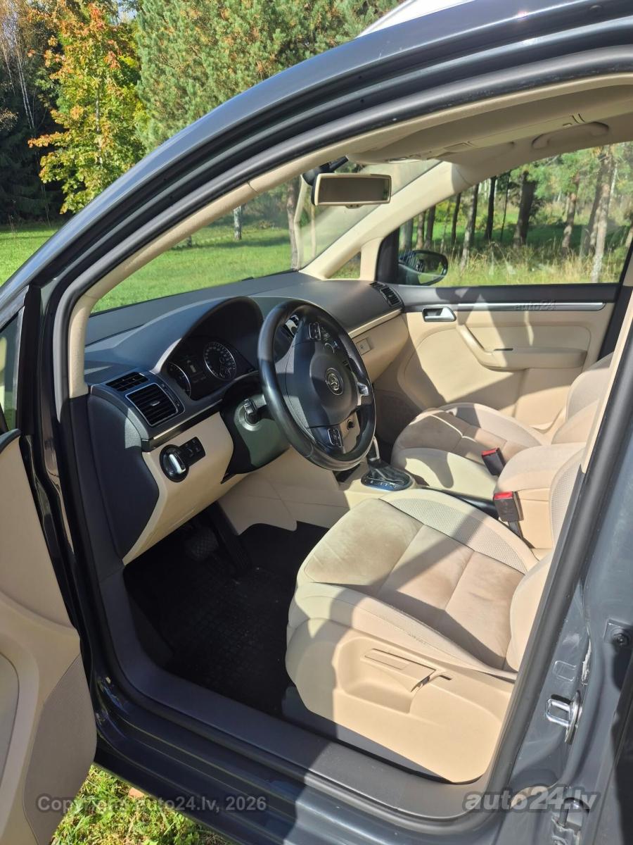 Pelēks Volkswagen Touran 2014 Tallina, ar dzinēja tilpumu 2.00 L un nobraukumu 359 tūkst. km par 6400 €, foto 14 vietnē AUTOMOTO.COM.LV