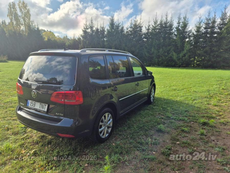 Pelēks Volkswagen Touran 2014 Tallina, ar dzinēja tilpumu 2.00 L un nobraukumu 359 tūkst. km par 6400 €, foto 15 vietnē AUTOMOTO.COM.LV