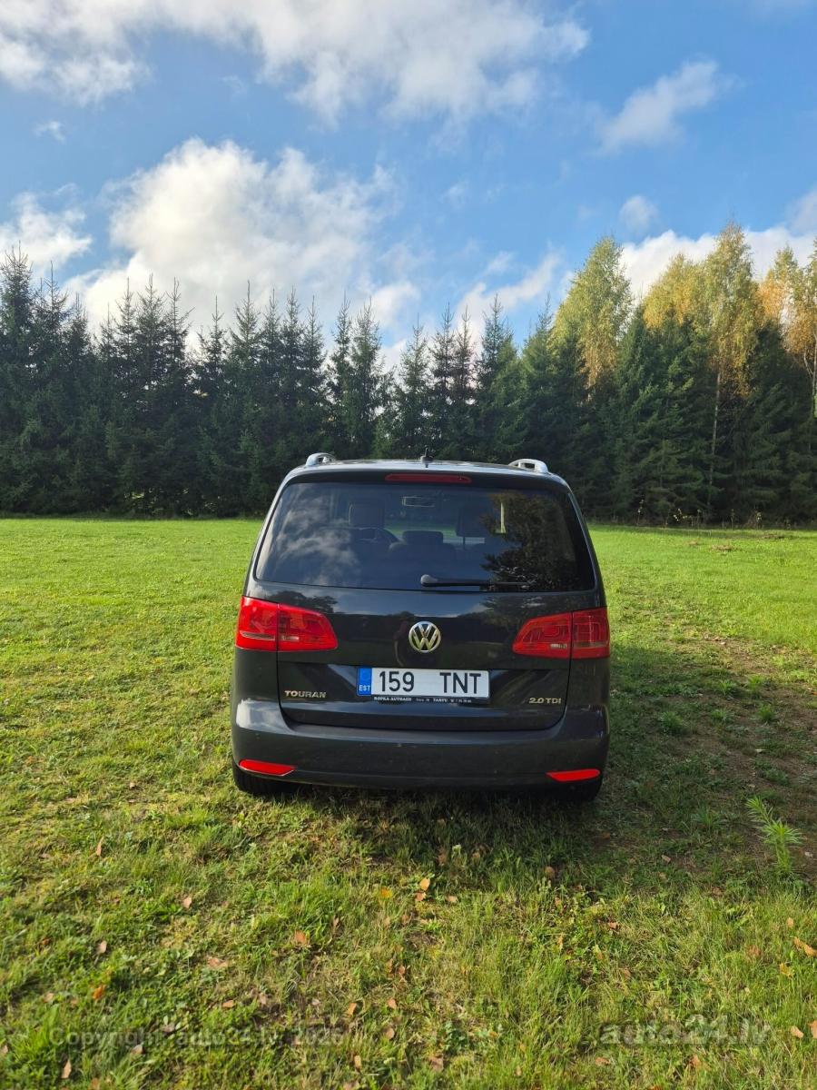 Pelēks Volkswagen Touran 2014 Tallina, ar dzinēja tilpumu 2.00 L un nobraukumu 359 tūkst. km par 6400 €, foto 16 vietnē AUTOMOTO.COM.LV