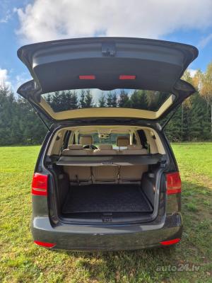 Pelēks Volkswagen Touran 2014 Tallina, ar dzinēja tilpumu 2.00 L un nobraukumu 359 tūkst. km par 6400 €, foto 18 vietnē AUTOMOTO.COM.LV