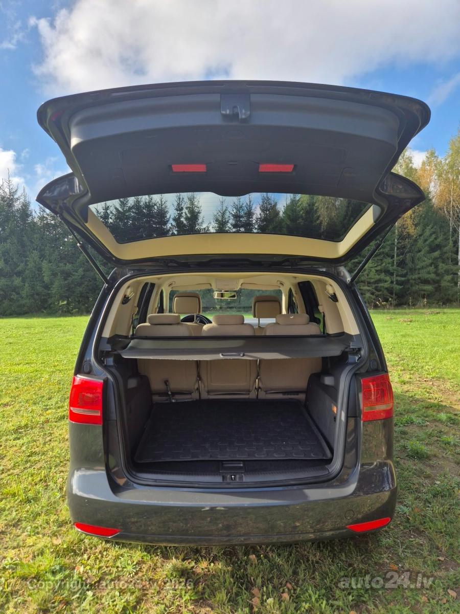 Pelēks Volkswagen Touran 2014 Tallina, ar dzinēja tilpumu 2.00 L un nobraukumu 359 tūkst. km par 6400 €, foto 18 vietnē AUTOMOTO.COM.LV