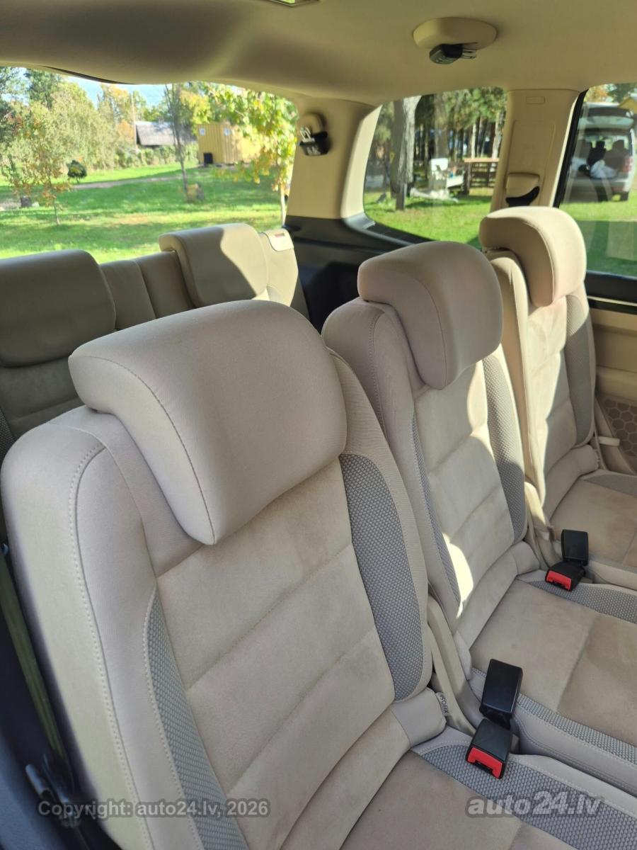 Pelēks Volkswagen Touran 2014 Tallina, ar dzinēja tilpumu 2.00 L un nobraukumu 359 tūkst. km par 6400 €, foto 23 vietnē AUTOMOTO.COM.LV