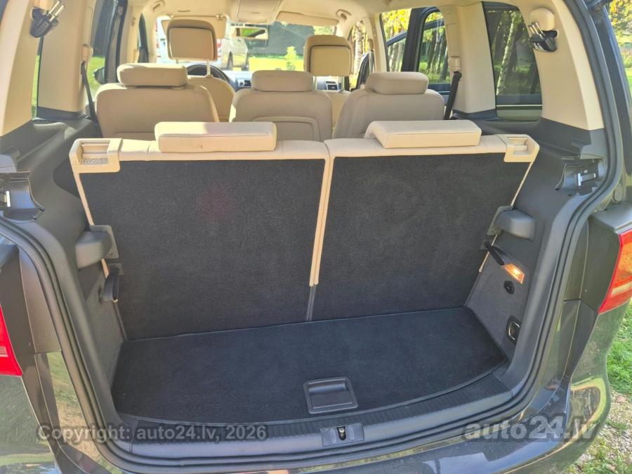 Pelēks Volkswagen Touran 2014 Tallina, ar dzinēja tilpumu 2.00 L un nobraukumu 359 tūkst. km par 6400 €, foto 24 vietnē AUTOMOTO.COM.LV