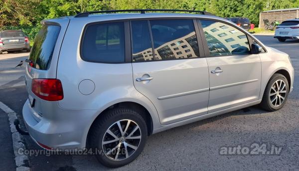 Grey Volkswagen Touran 2014 in Tallinn, with an engine capacity of 1.60 L and mileage of 267 thousand km for 6900 €, photo 4 on AUTOMOTO.COM.LV