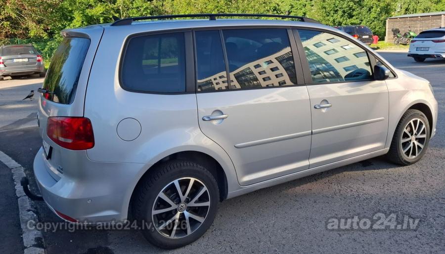 Pelēks Volkswagen Touran 2014 Tallina, ar dzinēja tilpumu 1.60 L un nobraukumu 267 tūkst. km par 6900 €, foto 4 vietnē AUTOMOTO.COM.LV