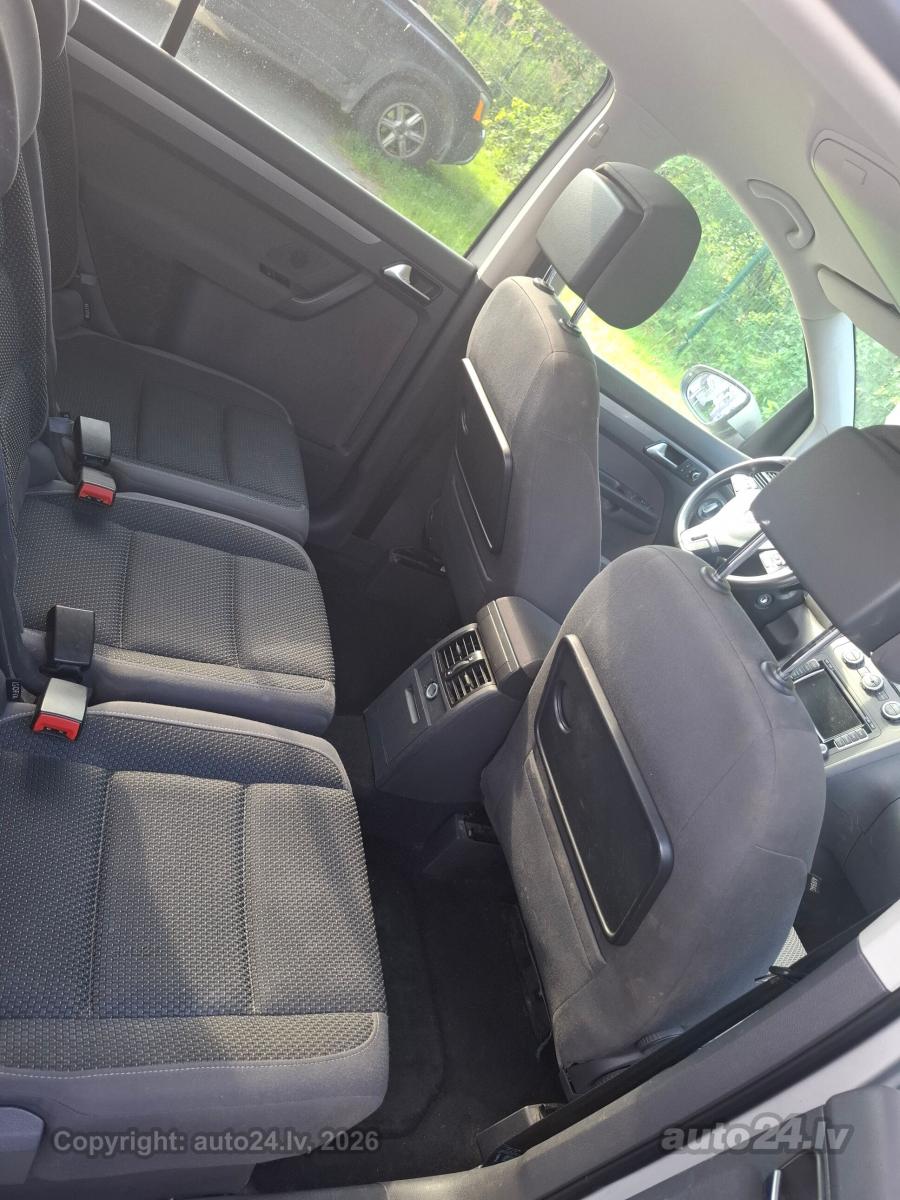 Pelēks Volkswagen Touran 2014 Tallina, ar dzinēja tilpumu 1.60 L un nobraukumu 267 tūkst. km par 6900 €, foto 9 vietnē AUTOMOTO.COM.LV