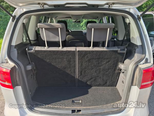 Grey Volkswagen Touran 2014 in Tallinn, with an engine capacity of 1.60 L and mileage of 267 thousand km for 6900 €, photo 10 on AUTOMOTO.COM.LV