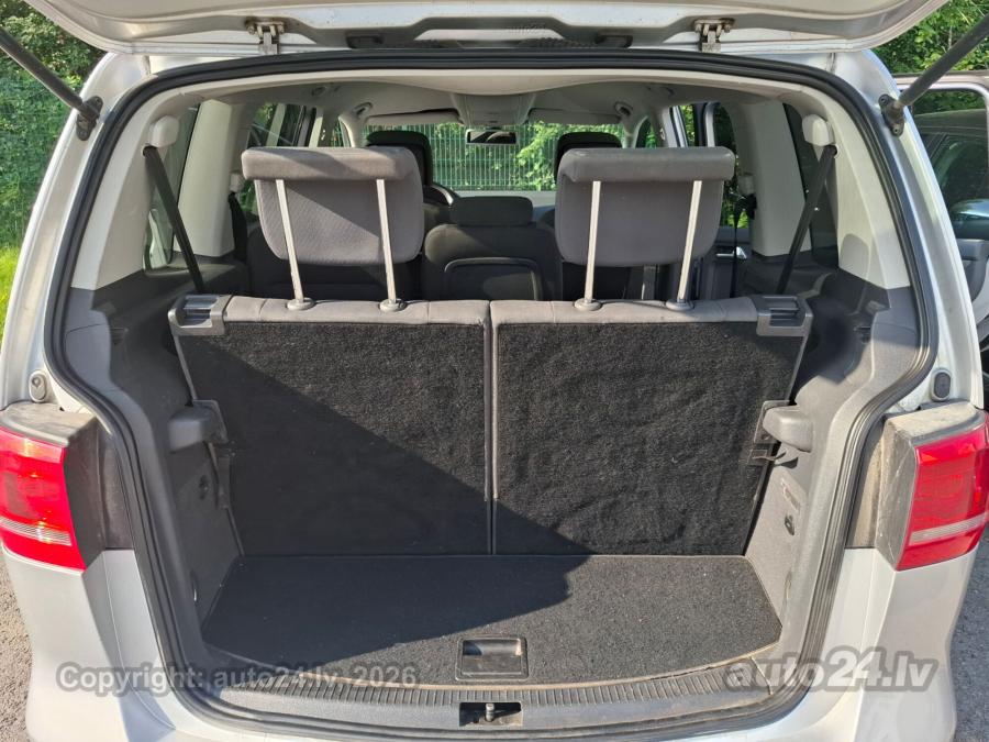 Pelēks Volkswagen Touran 2014 Tallina, ar dzinēja tilpumu 1.60 L un nobraukumu 267 tūkst. km par 6900 €, foto 10 vietnē AUTOMOTO.COM.LV
