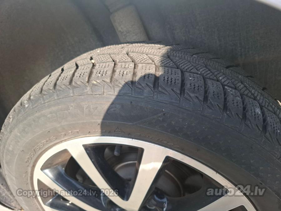 Pelēks Volkswagen Touran 2014 Tallina, ar dzinēja tilpumu 1.60 L un nobraukumu 267 tūkst. km par 6900 €, foto 15 vietnē AUTOMOTO.COM.LV