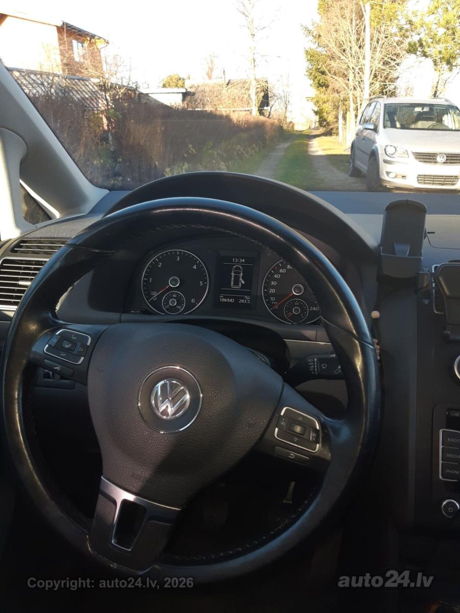 Pelēks Volkswagen Touran 2015 Narva, ar dzinēja tilpumu 1.60 L un nobraukumu 175 tūkst. km par 9600 €, foto 13 vietnē AUTOMOTO.COM.LV