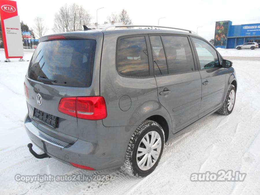 Grey Volkswagen Touran 2015 in Viljandi, with an engine capacity of 1.60 L and mileage of 198 thousand km for 8490 €, photo 2 on AUTOMOTO.COM.LV