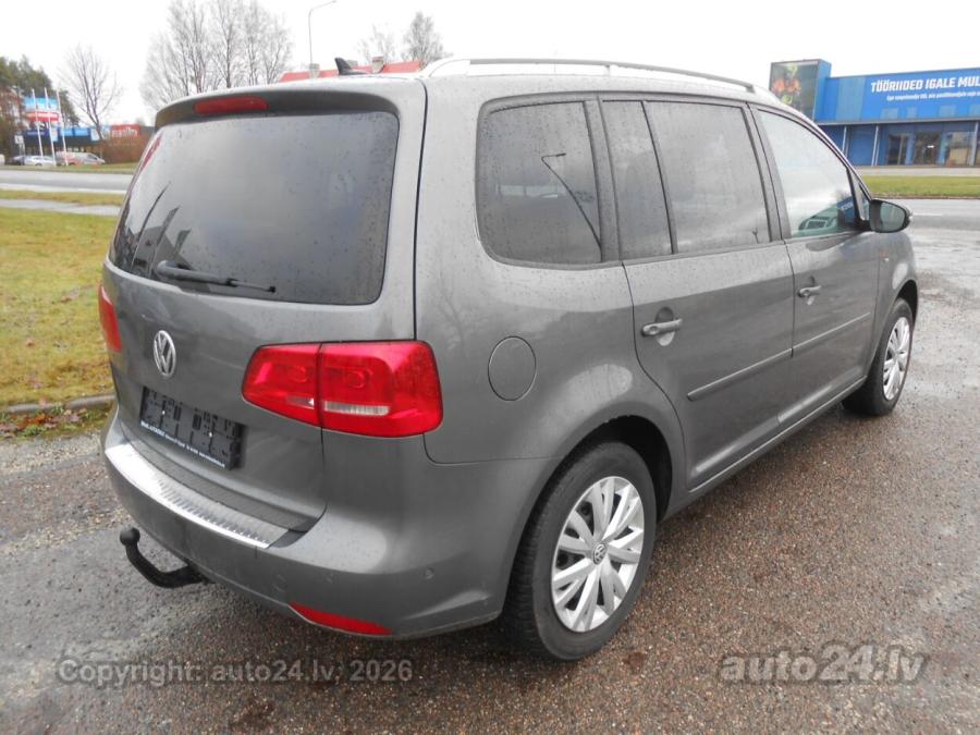 Grey Volkswagen Touran 2015 in Viljandi, with an engine capacity of 1.60 L and mileage of 198 thousand km for 8490 €, photo 2 on AUTOMOTO.COM.LV