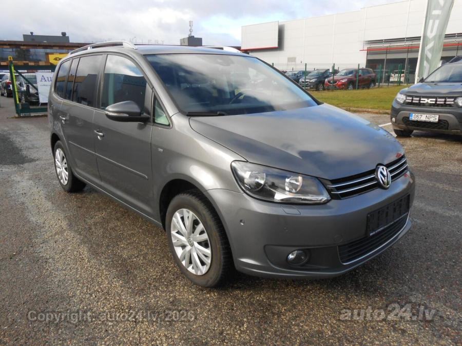 Grey Volkswagen Touran 2015 in Viljandi, with an engine capacity of 1.60 L and mileage of 198 thousand km for 8490 €, photo 3 on AUTOMOTO.COM.LV