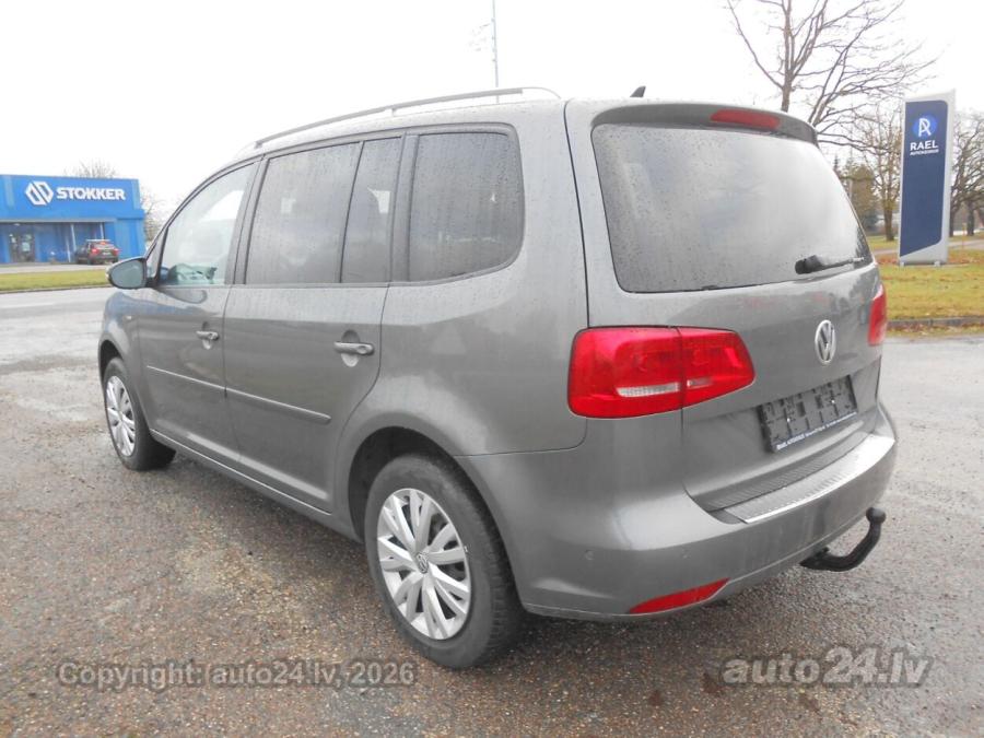 Grey Volkswagen Touran 2015 in Viljandi, with an engine capacity of 1.60 L and mileage of 198 thousand km for 8490 €, photo 4 on AUTOMOTO.COM.LV