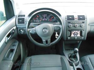 Grey Volkswagen Touran 2015 in Viljandi, with an engine capacity of 1.60 L and mileage of 198 thousand km for 8490 €, photo 5 on AUTOMOTO.COM.LV