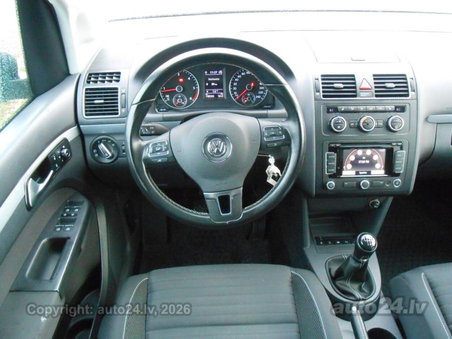 Grey Volkswagen Touran 2015 in Viljandi, with an engine capacity of 1.60 L and mileage of 198 thousand km for 8490 €, photo 5 on AUTOMOTO.COM.LV