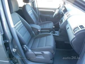 Grey Volkswagen Touran 2015 in Viljandi, with an engine capacity of 1.60 L and mileage of 198 thousand km for 8490 €, photo 9 on AUTOMOTO.COM.LV
