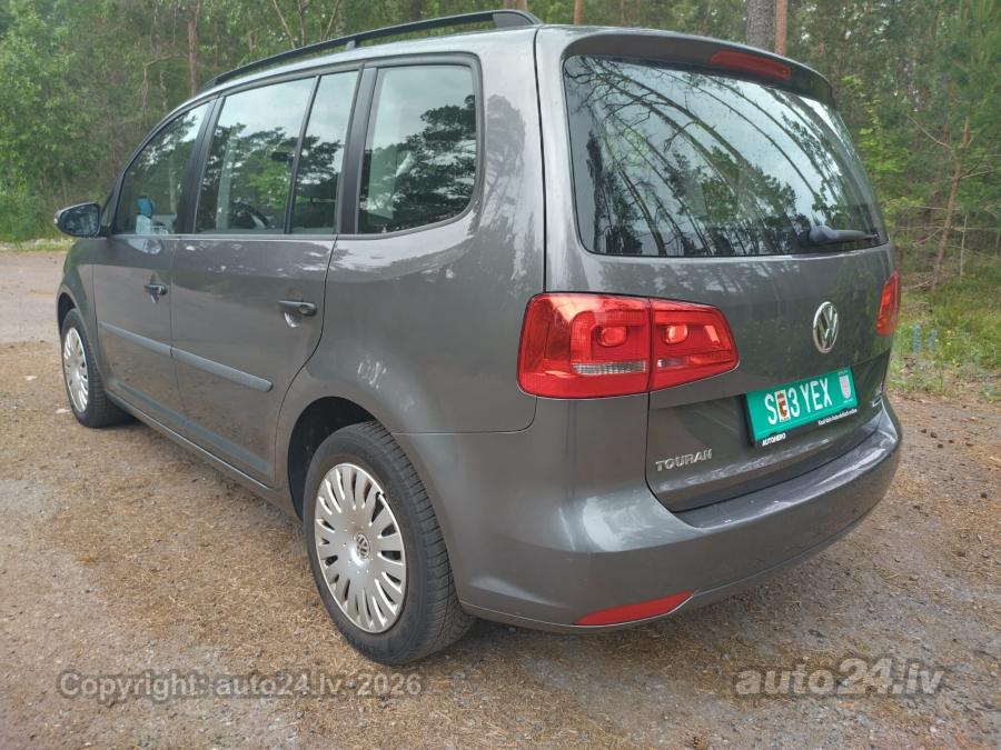 Grey Volkswagen Touran 2015 in Tallinn, with an engine capacity of 1.60 L and mileage of 147 thousand km for 9900 €, photo 6 on AUTOMOTO.COM.LV