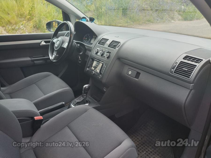 Grey Volkswagen Touran 2015 in Tallinn, with an engine capacity of 1.60 L and mileage of 147 thousand km for 9900 €, photo 7 on AUTOMOTO.COM.LV