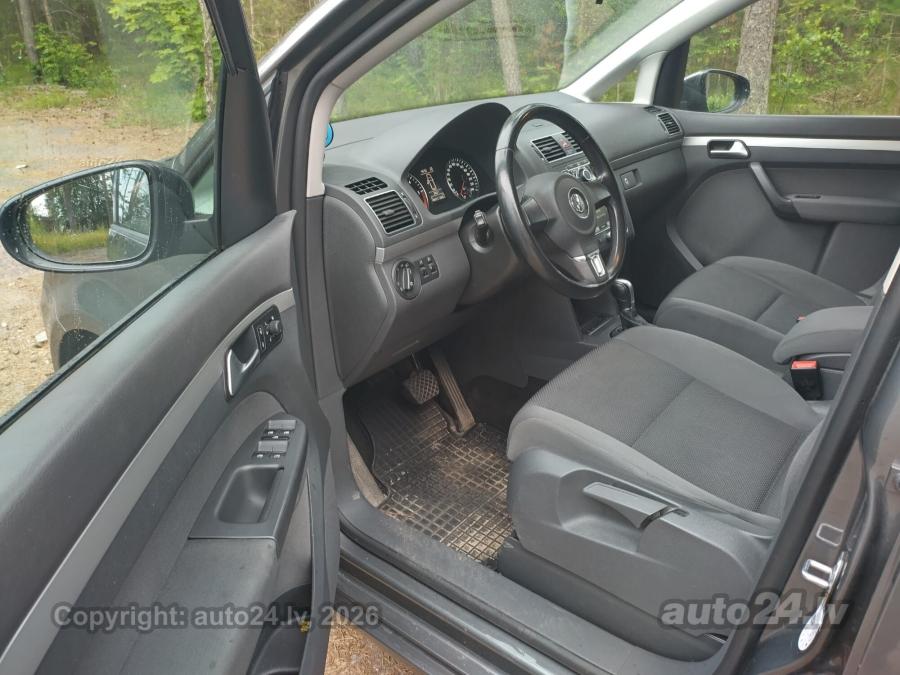 Grey Volkswagen Touran 2015 in Tallinn, with an engine capacity of 1.60 L and mileage of 147 thousand km for 9900 €, photo 8 on AUTOMOTO.COM.LV