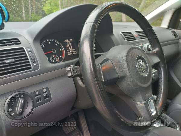 Grey Volkswagen Touran 2015 in Tallinn, with an engine capacity of 1.60 L and mileage of 147 thousand km for 9900 €, photo 8 on AUTOMOTO.COM.LV
