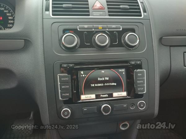 Grey Volkswagen Touran 2015 in Tallinn, with an engine capacity of 1.60 L and mileage of 147 thousand km for 9900 €, photo 9 on AUTOMOTO.COM.LV