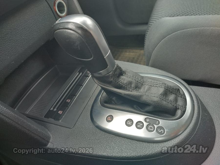 Grey Volkswagen Touran 2015 in Tallinn, with an engine capacity of 1.60 L and mileage of 147 thousand km for 9900 €, photo 11 on AUTOMOTO.COM.LV