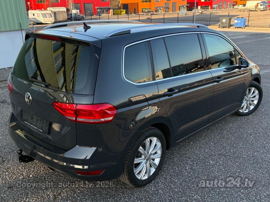 Grey Volkswagen Touran 2016 in Tartu, with an engine capacity of 2.00 L and mileage of 209 thousand km for 15999 €, photo 4 on AUTOMOTO.COM.LV