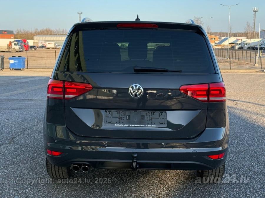 Grey Volkswagen Touran 2016 in Tartu, with an engine capacity of 2.00 L and mileage of 209 thousand km for 15999 €, photo 29 on AUTOMOTO.COM.LV