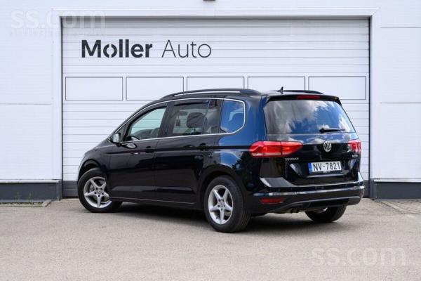 Grey Volkswagen Touran 2016 in Riga, with an engine capacity of 2.00 L and mileage of 203 thousand km for 13950 €, photo 3 on AUTOMOTO.COM.LV