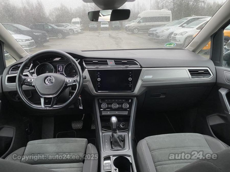 Grey Volkswagen Touran 2019 in Viljandi, with an engine capacity of 2.00 L and mileage of 207 thousand km for 16490 €, photo 5 on AUTOMOTO.COM.LV