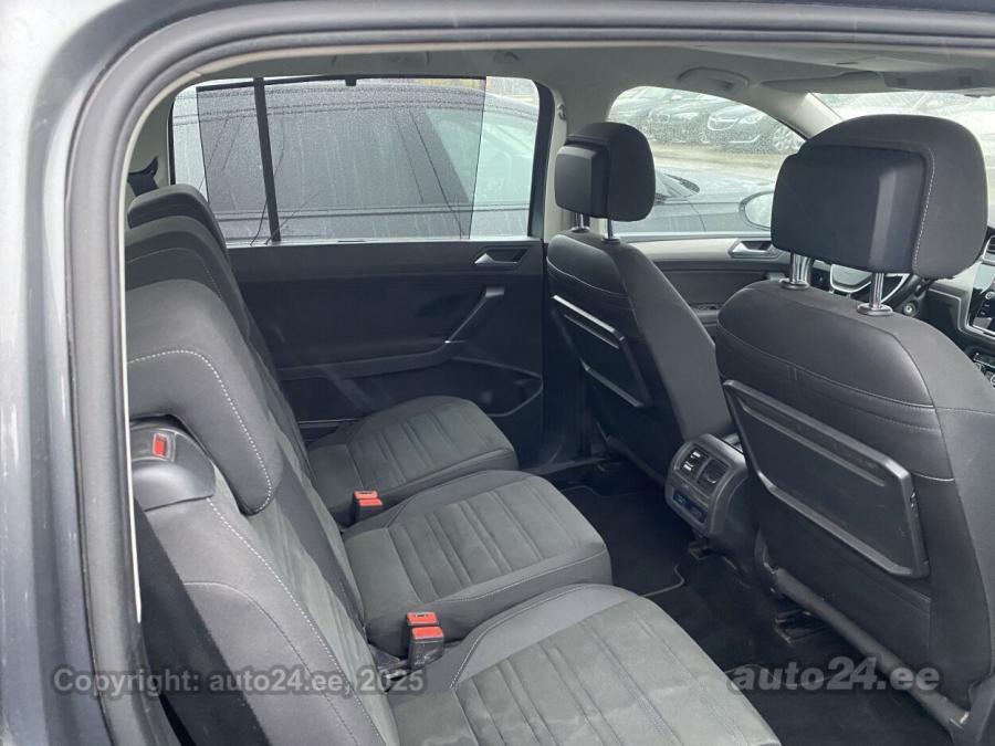 Grey Volkswagen Touran 2019 in Viljandi, with an engine capacity of 2.00 L and mileage of 207 thousand km for 16490 €, photo 8 on AUTOMOTO.COM.LV