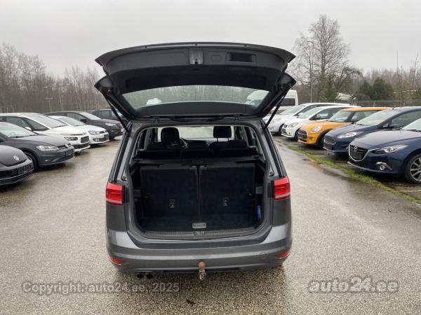Grey Volkswagen Touran 2019 in Viljandi, with an engine capacity of 2.00 L and mileage of 207 thousand km for 16490 €, photo 11 on AUTOMOTO.COM.LV