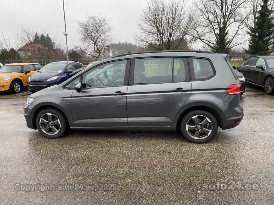 Grey Volkswagen Touran 2019 in Viljandi, with an engine capacity of 2.00 L and mileage of 207 thousand km for 16490 €, photo 17 on AUTOMOTO.COM.LV