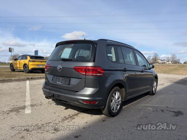 Grey Volkswagen Touran 2019 in Viljandi, with an engine capacity of 2.00 L and mileage of 207 thousand km for 16390 €, photo 4 on AUTOMOTO.COM.LV