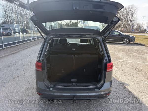 Grey Volkswagen Touran 2019 in Viljandi, with an engine capacity of 2.00 L and mileage of 207 thousand km for 16390 €, photo 10 on AUTOMOTO.COM.LV
