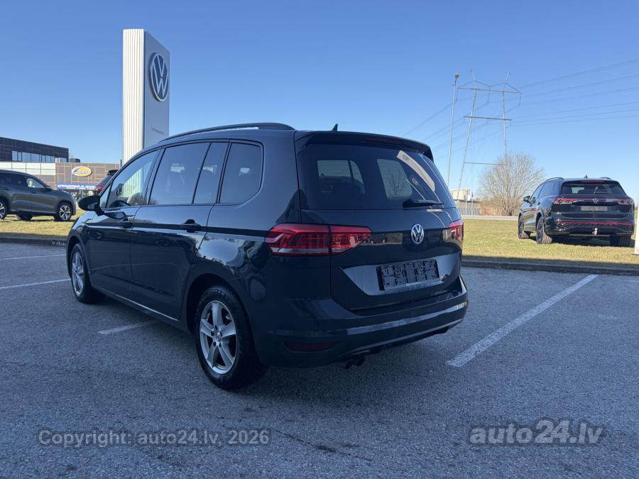 Grey Volkswagen Touran 2020 in Viljandi, with an engine capacity of 2.00 L and mileage of 227 thousand km for 14990 €, photo 5 on AUTOMOTO.COM.LV