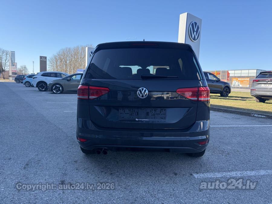 Grey Volkswagen Touran 2020 in Viljandi, with an engine capacity of 2.00 L and mileage of 227 thousand km for 14990 €, photo 15 on AUTOMOTO.COM.LV