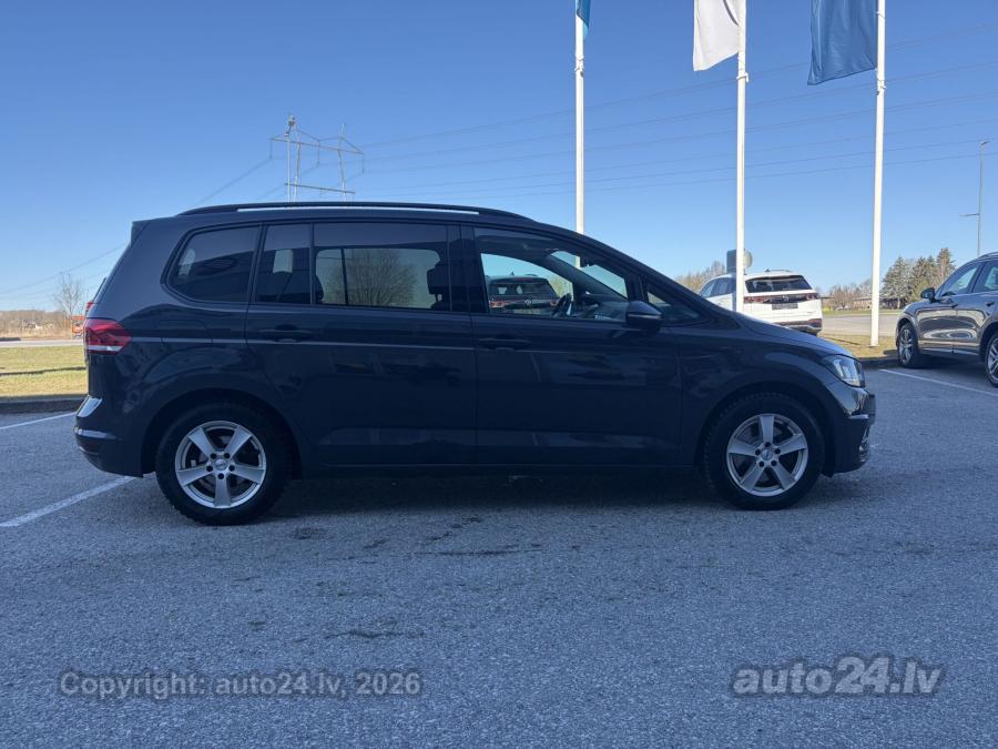 Grey Volkswagen Touran 2020 in Viljandi, with an engine capacity of 2.00 L and mileage of 227 thousand km for 14990 €, photo 16 on AUTOMOTO.COM.LV