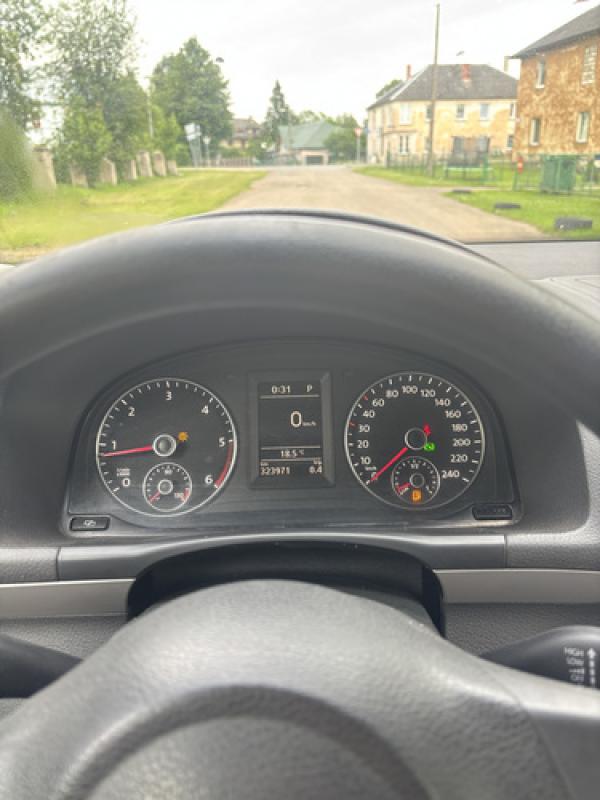 Volkswagen Touran 2012 in Kohtla-Jarve, with an engine capacity of 1.60 L and mileage of 318 thousand km for 3800 €, photo 8 on AUTOMOTO.COM.LV
