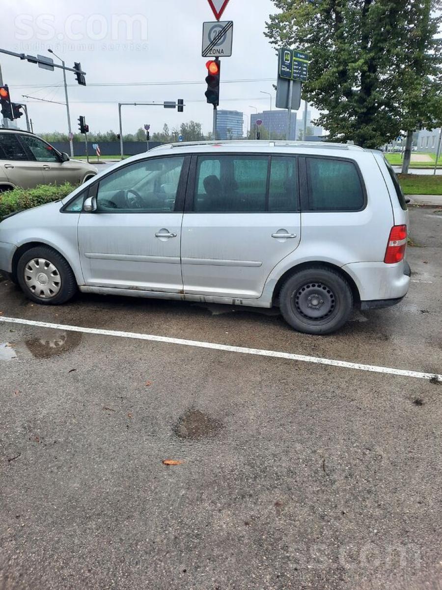 Volkswagen Touran 2003 Rīga, ar dzinēja tilpumu 2.00 L un nobraukumu 440 tūkst. km par 500 €, foto 3 vietnē AUTOMOTO.COM.LV
