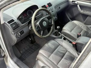 Volkswagen Touran 2004 in Cesis, with an engine capacity of 2.00 L and mileage of 297 thousand km for 1950 €, photo 6 on AUTOMOTO.COM.LV