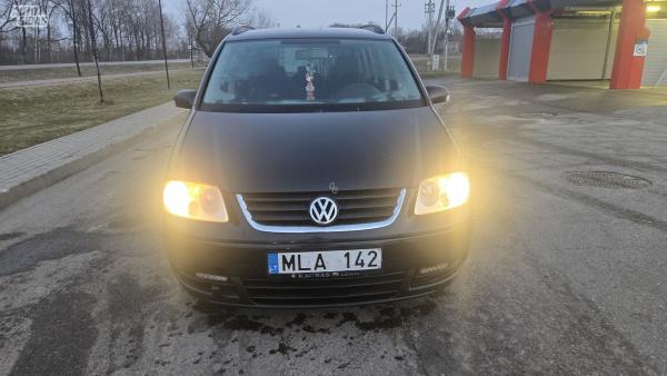 Volkswagen Touran 2004 in Prienai, with an engine capacity of 2.00 L and mileage of 401 thousand km for 1250 €, photo 1 on AUTOMOTO.COM.LV
