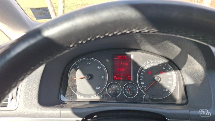 Volkswagen Touran 2004 in Vilnius, with an engine capacity of 2.00 L and mileage of 250 thousand km for 3499 €, photo 8 on AUTOMOTO.COM.LV