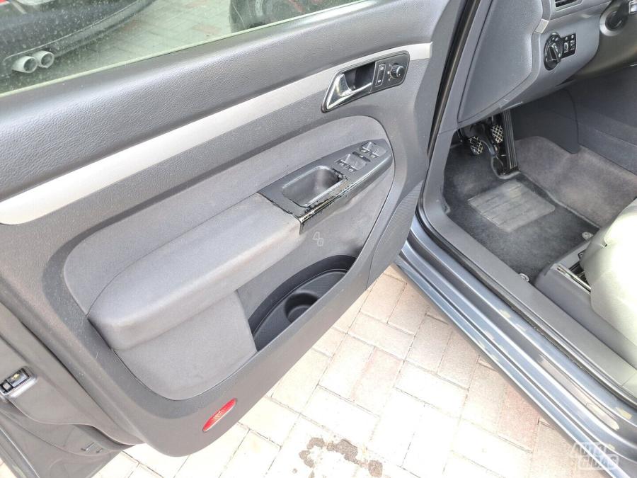 Volkswagen Touran 2004 Biržai, ar dzinēja tilpumu 1.90 L un nobraukumu 290 tūkst. km par 1900 €, foto 13 vietnē AUTOMOTO.COM.LV