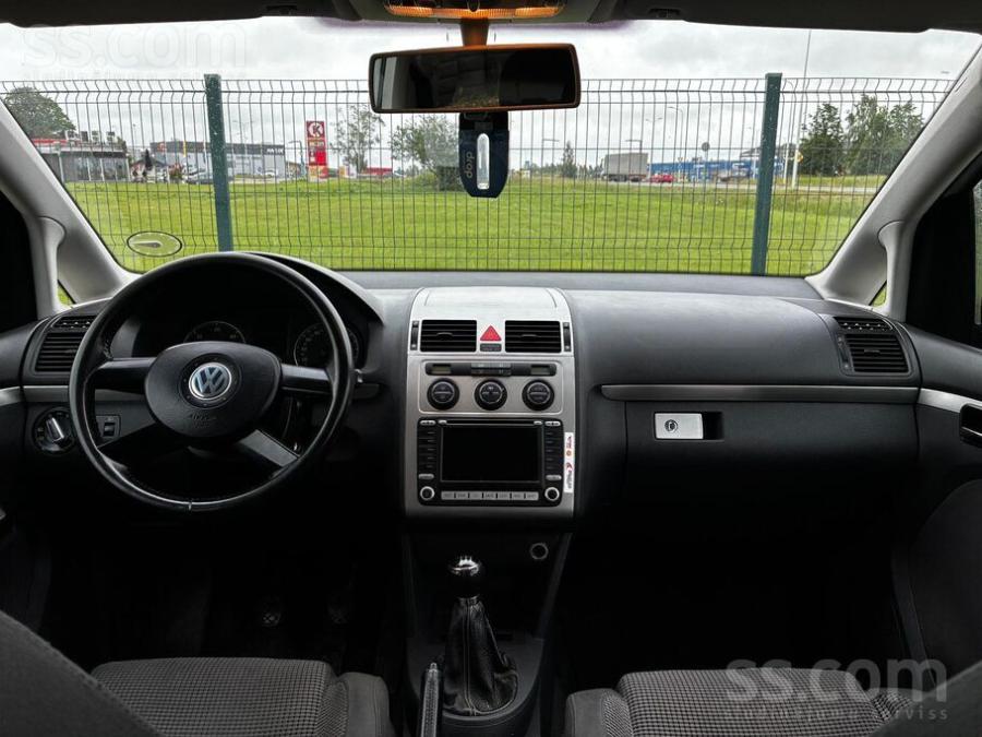 Volkswagen Touran 2004 in Saldus, with an engine capacity of 2.00 L and mileage of 374 thousand km for 1600 €, photo 9 on AUTOMOTO.COM.LV