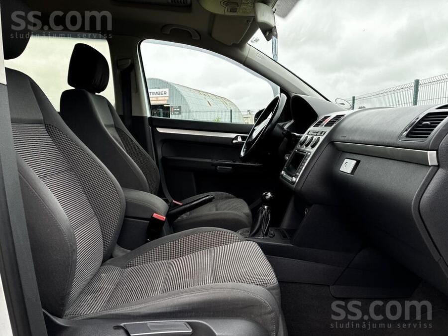 Volkswagen Touran 2004 in Saldus, with an engine capacity of 2.00 L and mileage of 374 thousand km for 1600 €, photo 14 on AUTOMOTO.COM.LV