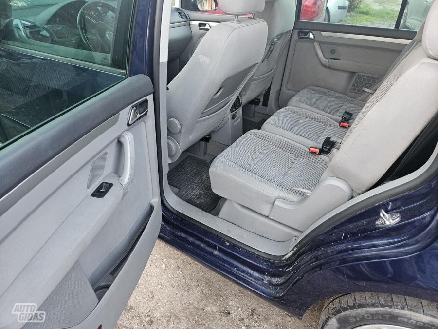 Volkswagen Touran 2004 in Kaunas, with an engine capacity of 1.90 L and mileage of 371 thousand km for 1500 €, photo 9 on AUTOMOTO.COM.LV