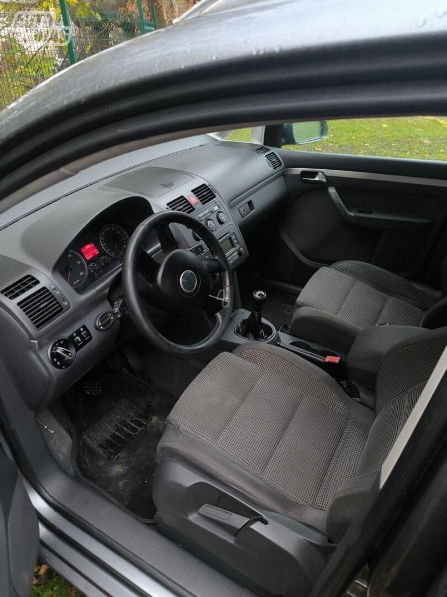 Volkswagen Touran 2004 Viļņa, ar dzinēja tilpumu 2.00 L un nobraukumu 299 tūkst. km par 950 €, foto 6 vietnē AUTOMOTO.COM.LV